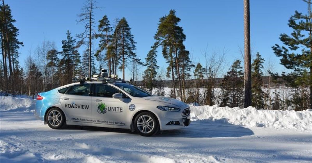 Kaduilla ajaa robottiauto, joka auttaa kaupunkeja ratkomaan ...